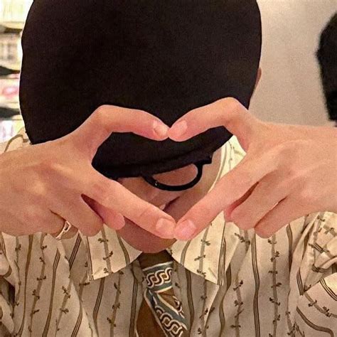 想問問大家 我想跟男朋友去新北耶誕城， 聽說那邊很漂亮很浪漫。 所以我想問一下 李碩珉是要自己帶 還是要跟洪知秀借？
