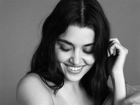 Hande Erçel dünya çapında yapılan oylamada Dünyanın En Güzel Kadını