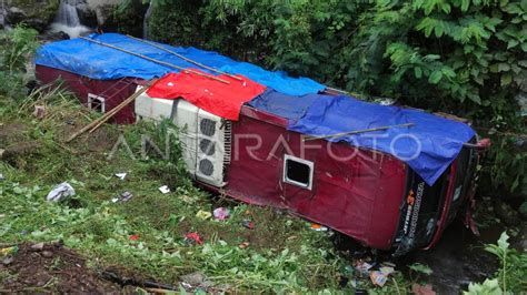 Kecelakaan Bus Masuk Jurang Di Tegal Antara Foto