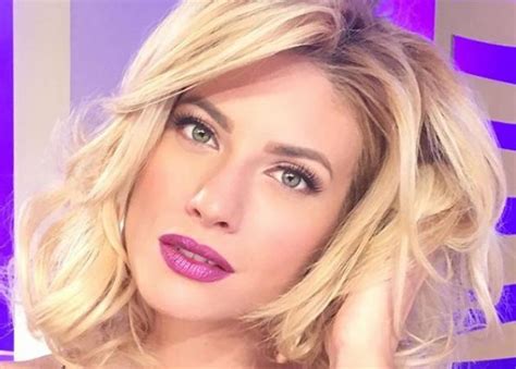 Ευαγγελία Αραβανή Βραδινή έξοδος με την όμορφη αδερφή της