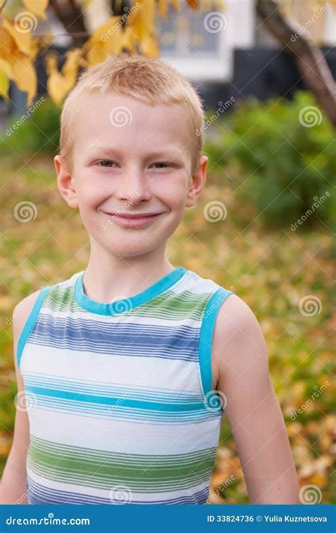 Aanbiddelijke Jongen Die De Herfst Glimlachen Stock Foto Image Of