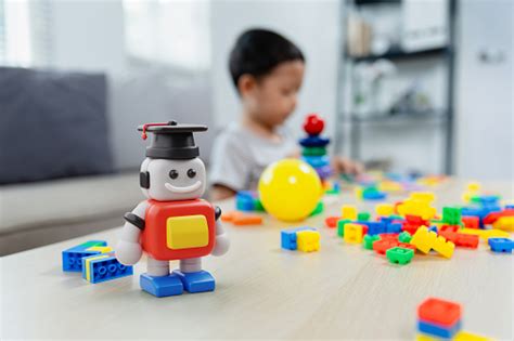 학생의 학습을 위한 Ai 인공 지능 도구의 기술을 의미하는 졸업 모자를 쓴 빨간 Ai 로봇 장난감을 클로즈업합니다 교사 교육