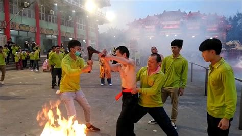你見過嗎池府王爺降乩扶桃枝持燃香參禮 濟公師父降乩抽煙喝啤酒很特別太子神童 官將首參禮麻豆代天府進香團 板橋福安壇 YouTube
