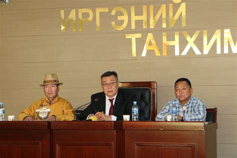 ҮНДЭСНИЙ УРЛАГИЙН ИХ ТЕАТРЫН УРАН БҮТЭЭЛЧДИЙГ ХҮЛЭЭН АВЧ УУЛЗЛАА