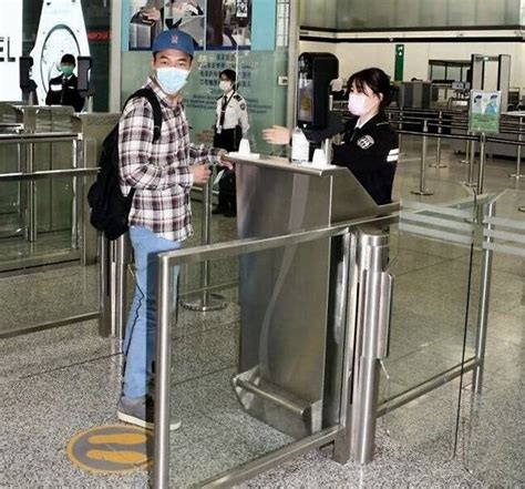 53岁许志安现身机场 出轨事件两年后正式复出拍片 搜狐大视野 搜狐新闻