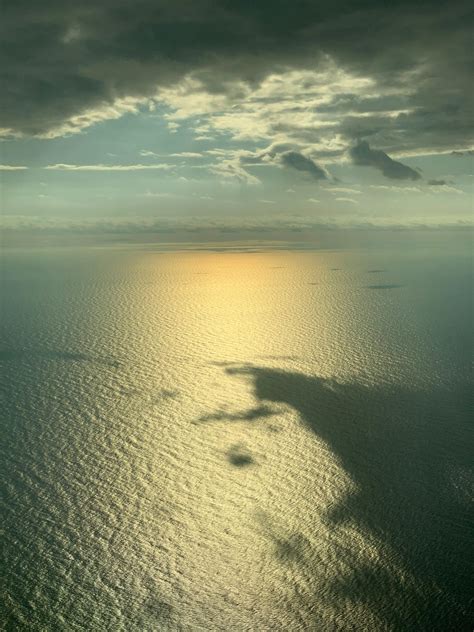 有关反射 和平的 地平線 外海 多雲的天空 大氣的 天性 天空 安靜 寧靜 寧靜的景觀 平静 平静的水 廣大 廣角