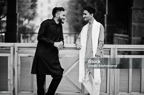 세련 된 두 인도 전통 옷을 입고 친구 망 2명에 대한 스톡 사진 및 기타 이미지 2명 갈색 머리 개념 Istock