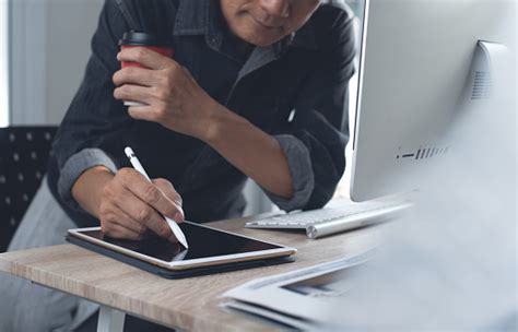 현대 사무실에서 데스크톱 Ocmputer 및 디지털 태블릿에서 작업 하는 남자 그래픽 디자이너 55 59세에 대한 스톡 사진 및 기타 이미지 Istock