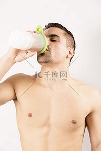 拿着蛋白奶昔瓶的运动型美男高清摄影大图 千库网