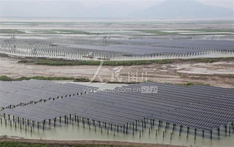 浙江玉环：荒滩海滩架起光伏电站 人民图片网