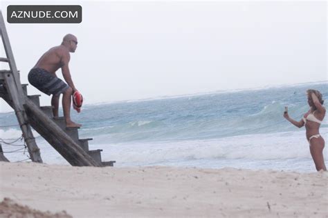 Ufc Fighter Tito Ortiz Was Seen Having A Good Time At The Beach With