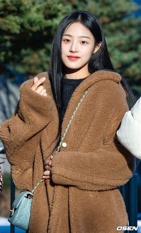 230127 Newjeans Minji Music Bank Commute Kpopping