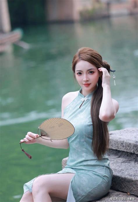 微胖身材的王钟瑶，穿旗袍婀娜多姿，迷人且优雅健身女性裁判