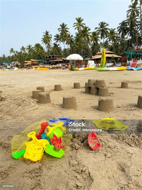 양동이와 삽 흙손 갈퀴 체 모래 주형 모래 해변의 물뿌리개로 만든 모래성 외에 밝은 색의 플라스틱 어린이 해변 장난감의 메쉬