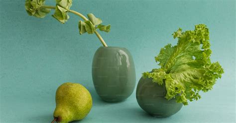 파란색 배경에 과일과 채소 몇 개 사진 Unsplash의 녹색 이미지