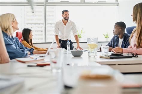 비즈니스 회의 사무실에서 다양한 사업가 그룹과 이야기하는 남성 리더 캔디드에 대한 스톡 사진 및 기타 이미지 캔디드 프리젠테이션 연설 업무 회의 Istock