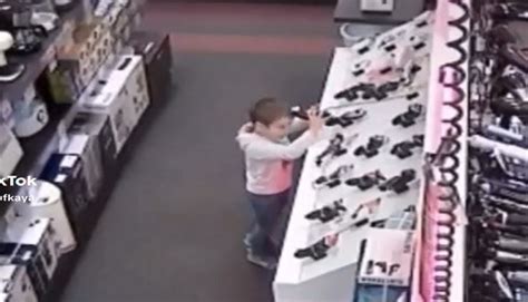 ДЕТЕВО Е ЦАРЧЕ Си направи фризура среде продавница ВИДЕО Plusinfo Mk