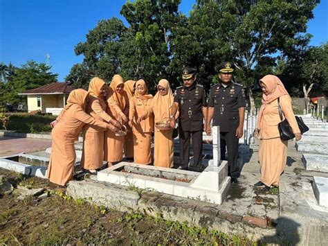 Ziarah Ke Taman Makam Pahlawan Lapas Polewali Tabur Bunga Peringati