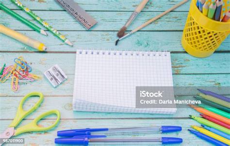 학교 용품입니다 컬러 마커 연필 블루 Ballpens 파란색과 녹색 위 노란색 고무 클립 노트북 술 및 금속