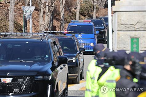 경호차량과 함께 헌재 향하는 윤석열 대통령 호송차