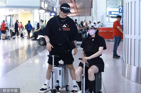 钟丽缇张伦硕夫妇玩心大开 机场内甜蜜亲吻秀恩爱 搜狐大视野 搜狐新闻