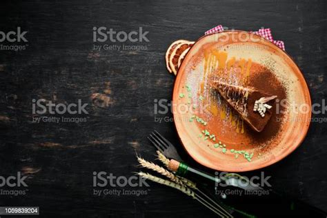 카라멜 초콜릿 케이크의 조각입니다 나무 배경 스파르타쿠스 On 합니다 최고의 볼 수 있습니다 무료 사본 공간입니다 0명에 대한