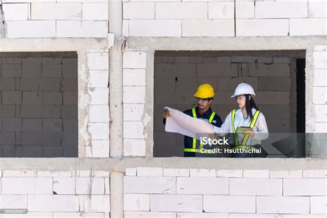 엔지니어 및 태블릿을 통한 점진적인 건설 프로젝트 관리 청사진 계획 및 현장 전문 지식 25 29세에 대한 스톡 사진 및 기타 이미지 25 29세 2명 30 34세