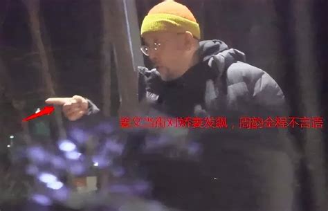 姜文全家现身街头，身材发福变样像圣诞老人，街头指着妻子发飙！
