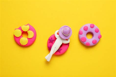 플 라 스 틴 사람들이 수영장에서 풍선 릴로 휴식 만화 여름 휴식과 휴가 0명에 대한 스톡 사진 및 기타 이미지 0명 공기