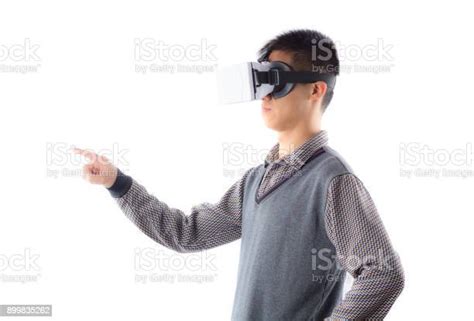 Vr 헤드셋을 사용 하 여 흰색 배경에 고립 된 뭔가 만지고 흥분된 남자 감각 지각에 대한 스톡 사진 및 기타 이미지 감각