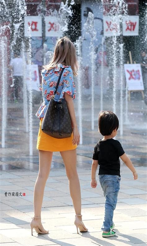 街拍：穿着高跟鞋抱孩子的时尚辣妈