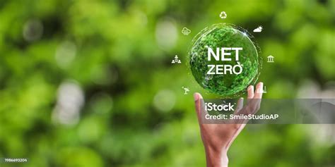 지구의 아이콘을 들고 있는 손입니다 컨셉 데이 지구는 세상을 구하고 환경을 구합니다 생태학 개념 2050년 넷제로와 탄소중립 개념 감소에 대한 스톡 사진 및 기타 이미지