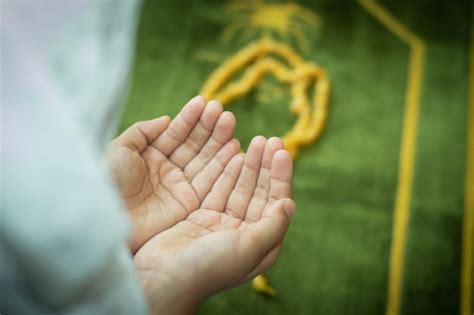 Süße Kleine Mädchen Hände Beten Zu Gott Auf Der Gebetsmatte Mädchen