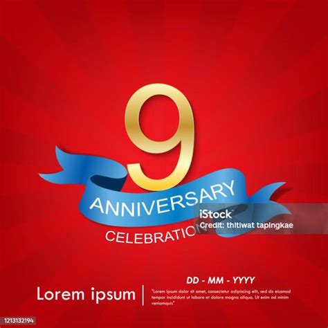 9 주년 기념 엠블럼 빨간색 배경에 파란색 리본이있는 기념일 우아함 황금 로고 웹 전단지 인사말 카드 및 초대 장용 벡터
