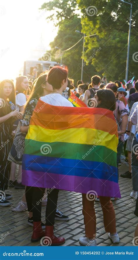索非亚保加利亚 2019年6月10日：里面女孩在骄傲游行支持的同性恋者的一面大彩虹旗子lgbt事件的 图库摄影片 图片 包括有 女同性