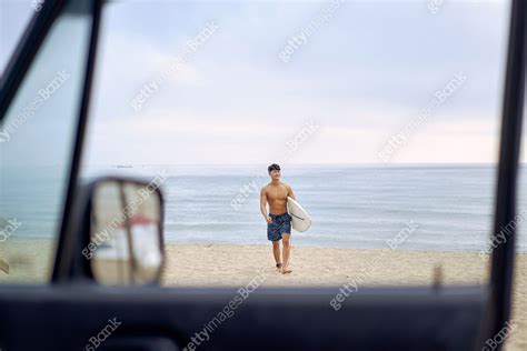 여행 서핑 서핑보드 수중스포츠장비 여름 바다 해변 휴가 여가 주제 즐거움 컨셉 이미지 Jv12384033 게티이미지뱅크