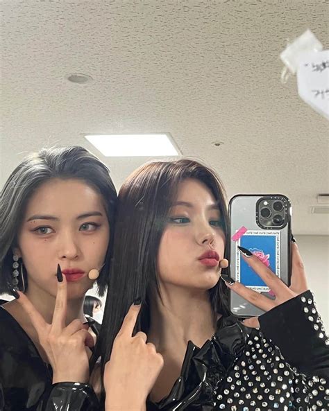 Itzyさんのインスタグラム写真 Itzyinstagram「생일 축하한다 앞으로도 사랑만 받아라 Hbd🖤」4月17日 10時