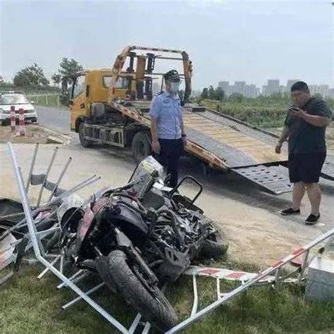 山东一摩托车撞毁护栏后受损严重倒地周围血迹斑斑却不见人咋回事 工地 车主 围栏
