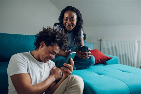 집에서 커피를 마시는 동안 스마트 폰을 사용하는 아프리카 계 미국인 커플 20 24세에 대한 스톡 사진 및 기타 이미지 20 24세 2명 30 34세 Istock