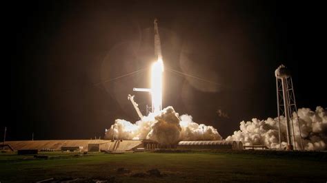 Viaje Espacial La Cápsula De Spacex Se Acopló A La Estación Internacional