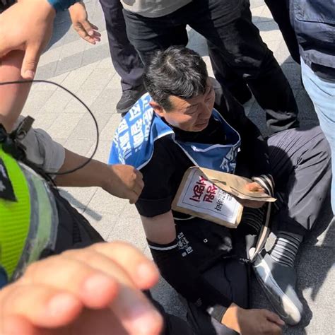 해고 철회 서명 전달하려던 세종호텔지부장과 집회 참가자 2명 폭력 연행