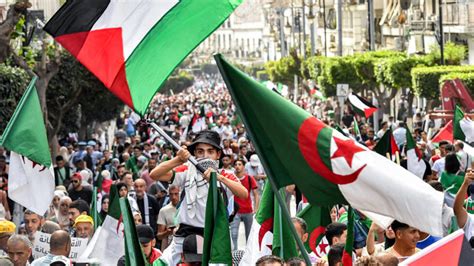 مظاهرات تضم عشرات الآلاف في الجزائر تضامنا مع فلسطيني غزة ونداءات ضد