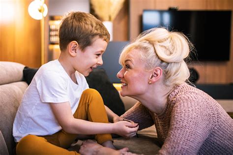 Photo Libre De Droit De Un Garçon Mignon Qui Samuse À La Maison Avec Sa