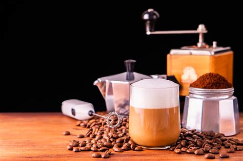 신선한 카페 상쾌한 카페인 화이트 컵 구운 유기농 커피 콩 농장 빈티지 나무 분쇄기 클래식 금속 커피 냄비 에 블랙 에스프레소와 유리 크림 거품 우유 카푸치노 라떼 0명에