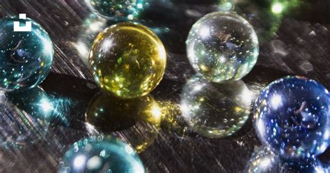 녹색 노란색과 파란색 대리석 장난감 사진 Unsplash의 무료 벽지 이미지