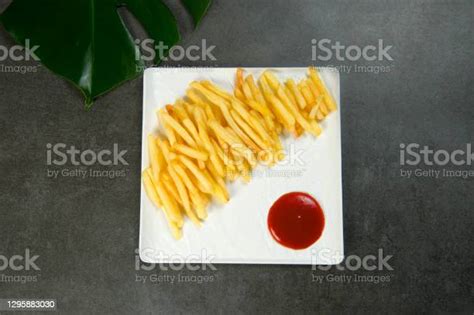 다크 스톤 배경에 흰색 접시 근처 몬스터 잎 토마토 소스와 감자 튀김 감자 요리에 대한 스톡 사진 및 기타 이미지 감자 요리 감자튀김 건강에 좋지 않은 음식 Istock