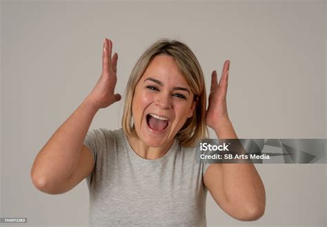 아름 다운 충격 여자 복권 당첨 또는 놀 랍 고 행복 한 얼굴과 몸짓으로 큰 성공을의 초상화 사람 얼굴 표정 인간의 감정과 축 하 스튜디오 촬영 감정에 대한 스톡 사진 및