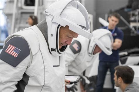 宇航员首次穿上spacex全新宇航服搜狐汽车搜狐网