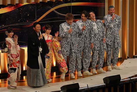 ＜第74回紅白歌合戦＞純烈と共演する（左から）浜辺美波、有吉弘行、橋本環奈（撮影・藤山 由理） スポニチ Sponichi Annex 芸能