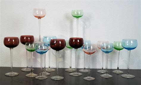 Lot de verres à pied colorés comprenant petits modèles H cm et grands mo